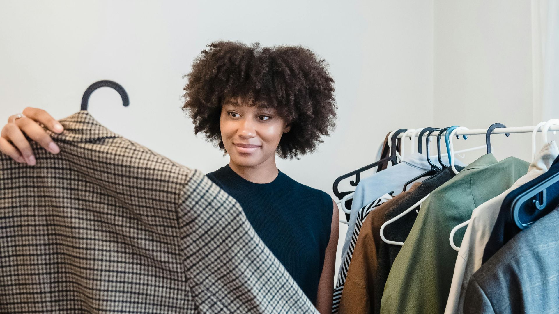 10 Signs You're A Clothes Hoarder & How To Become A Minimalist ...