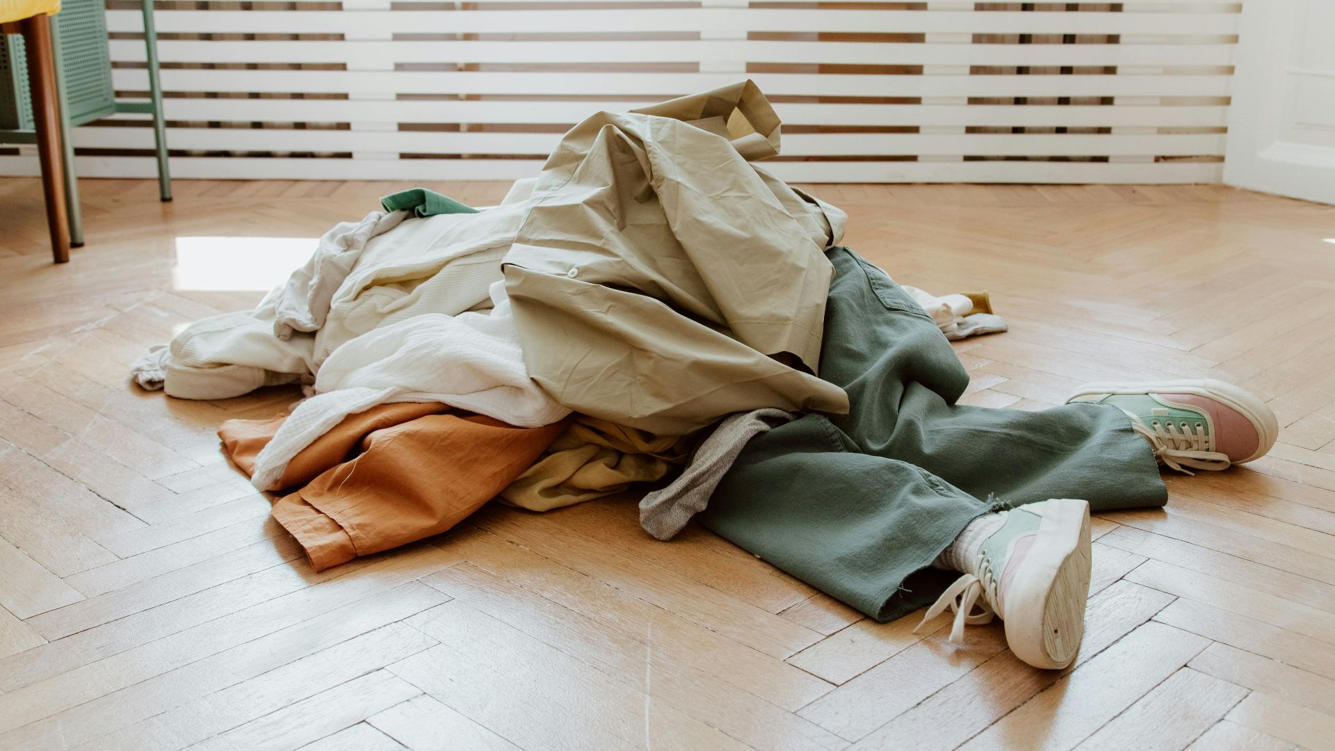 10 Signs You're A Clothes Hoarder & How To Become A Minimalist ...